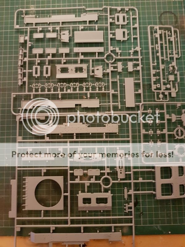 Pz.Bef.Wg III Ausf.J w/schurzen Dragon 6570 - International Scale Modeller