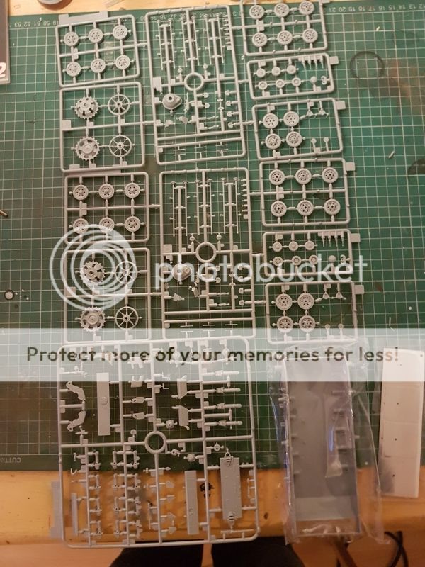 Pz.Bef.Wg III Ausf.J w/schurzen Dragon 6570 - International Scale Modeller