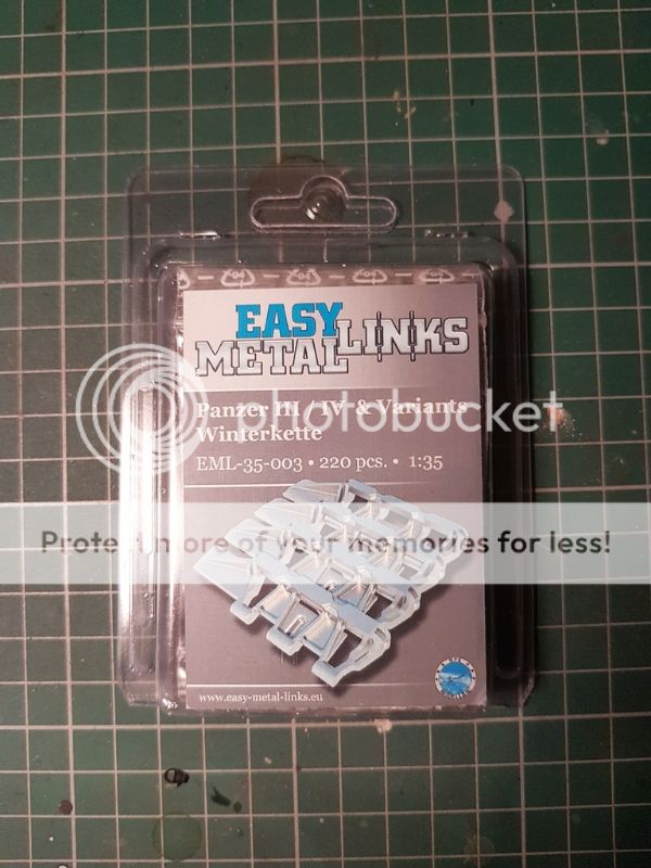 Pz.Bef.Wg III Ausf.J w/schurzen Dragon 6570 - International Scale Modeller