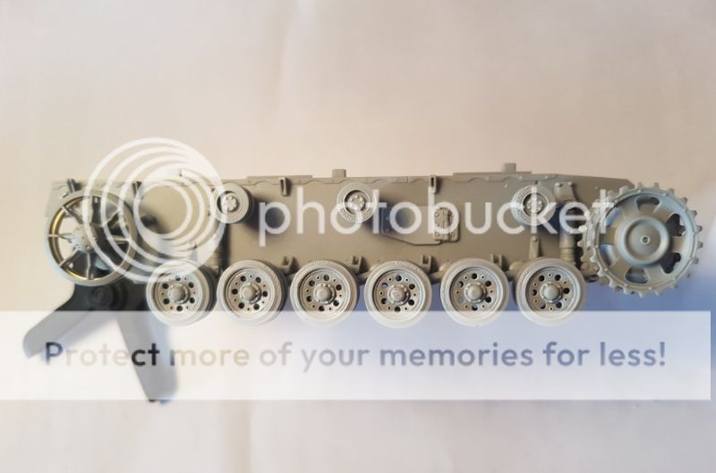 Pz.Bef.Wg III Ausf.J w/schurzen Dragon 6570 - International Scale Modeller