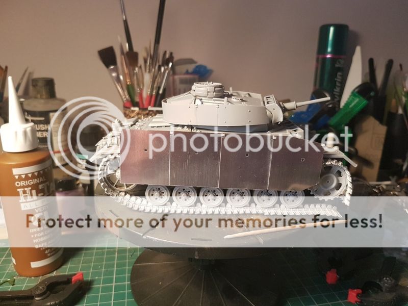 Pz.Bef.Wg III Ausf.J w/schurzen Dragon 6570 - International Scale Modeller